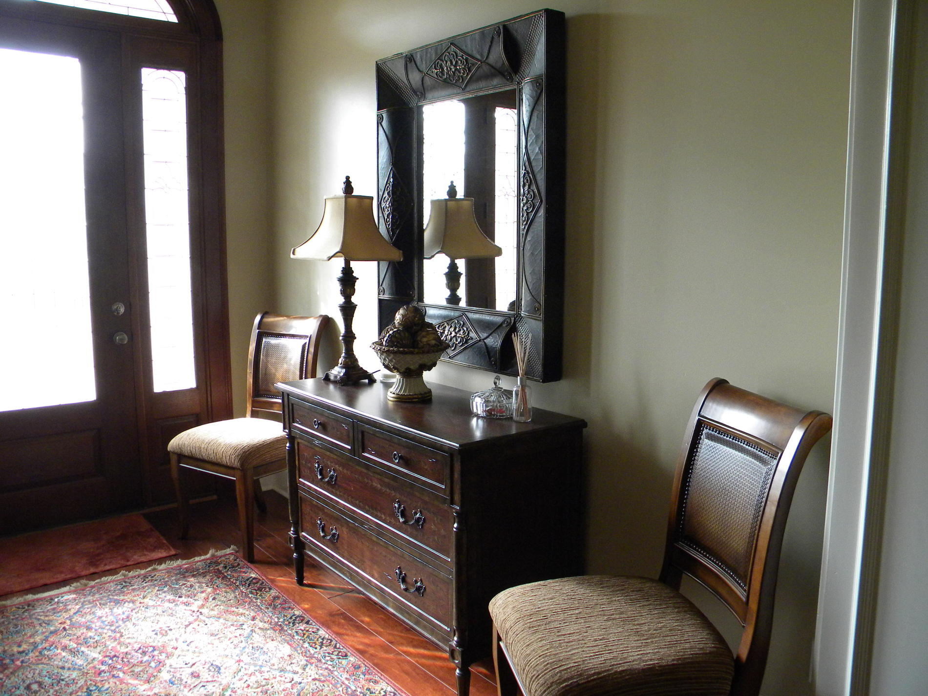 20 Gorgeous Foyers That Include a Table