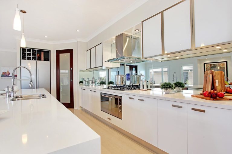 20 Beautiful Kitchens Incorporating Mirrors