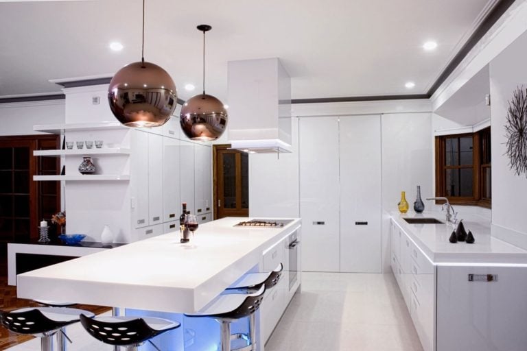 20 Beautiful Kitchens Incorporating Mirrors