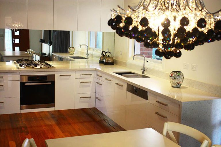 20 Beautiful Kitchens Incorporating Mirrors