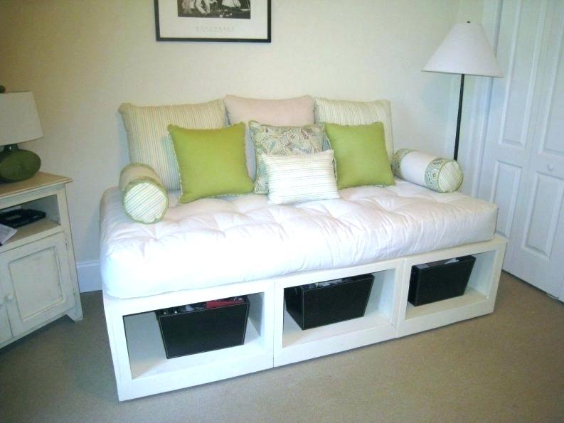 What is a Daybed Couch and How Can it Best be Used?