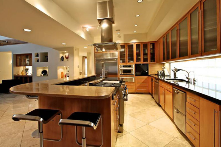 20 Unbelievable Kitchens in Mansions