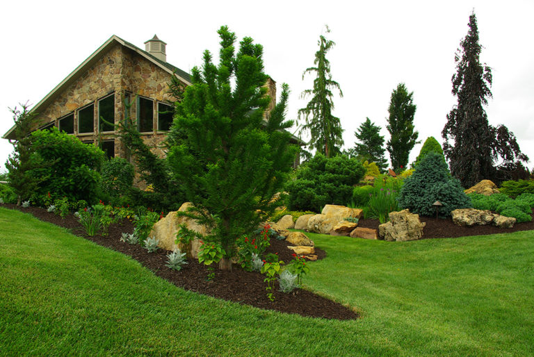 20 Beautiful Examples of Incorporating Mulch into Landscaping
