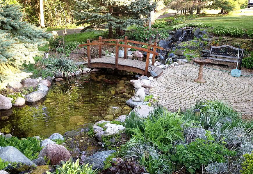 20 Gorgeous Backyard Pond Designs