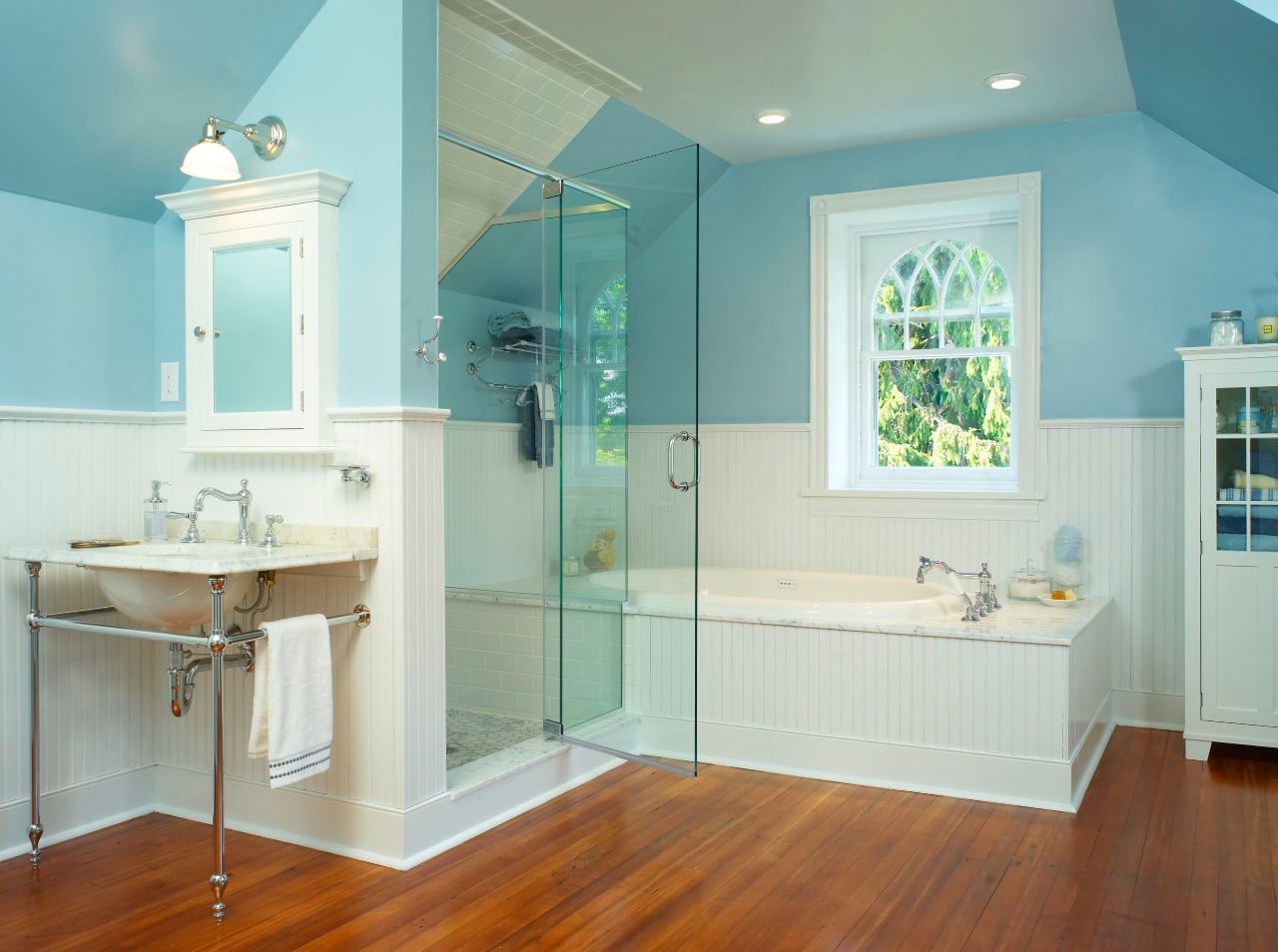 20 Gorgeous Examples of Beadboard Bathrooms