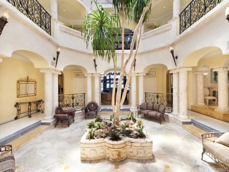 20 Awesome Tropical Style Foyer Ideas